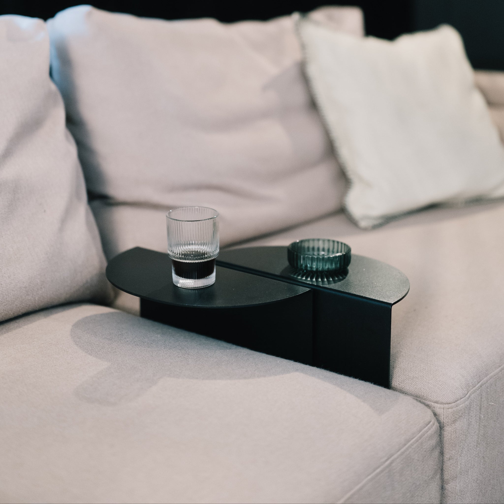 NEXT 2 NEXT – masute metalice moderne si versatile